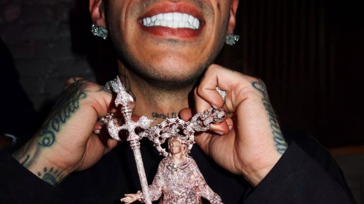 Sfera Ebbasta s'è comprato una collana con la Madonnina da mezzo ...