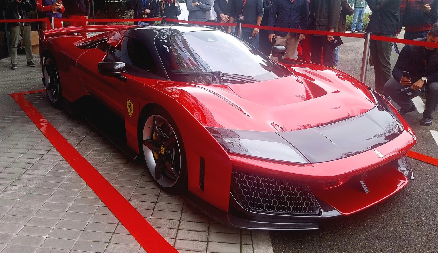 Leonardo Maria Del Vecchio ha sfoggiato la nuova Ferrari, una delle più ...